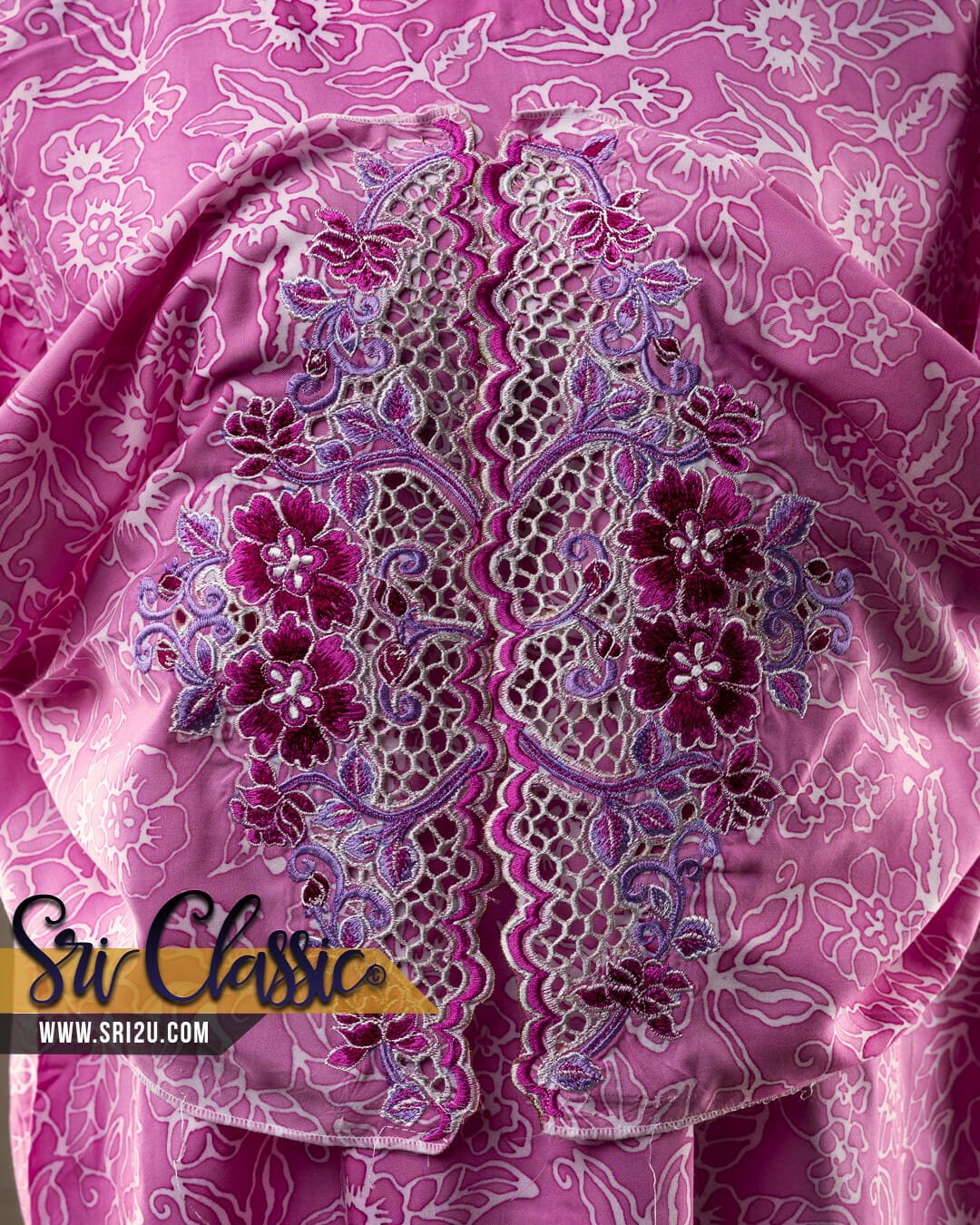 Busana Kurung Moden Pada Fabrik Batik Dengan Motif Bunga Senduduk Hutan